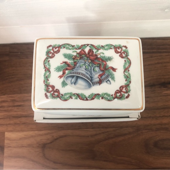 Holiday | Vintage 1985 Heritage House Music Box | Poshmark